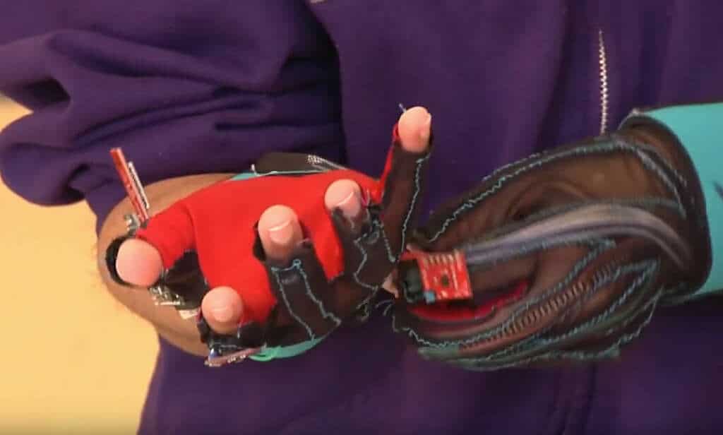 OMG! Express: guantes SignAloud, primer drone-café y Overwatch para PS4