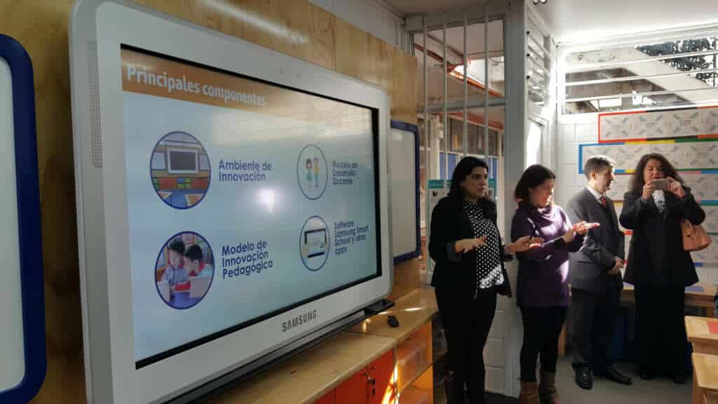 Instituto inaugura su primera sala inteligente para estudiantes sordos